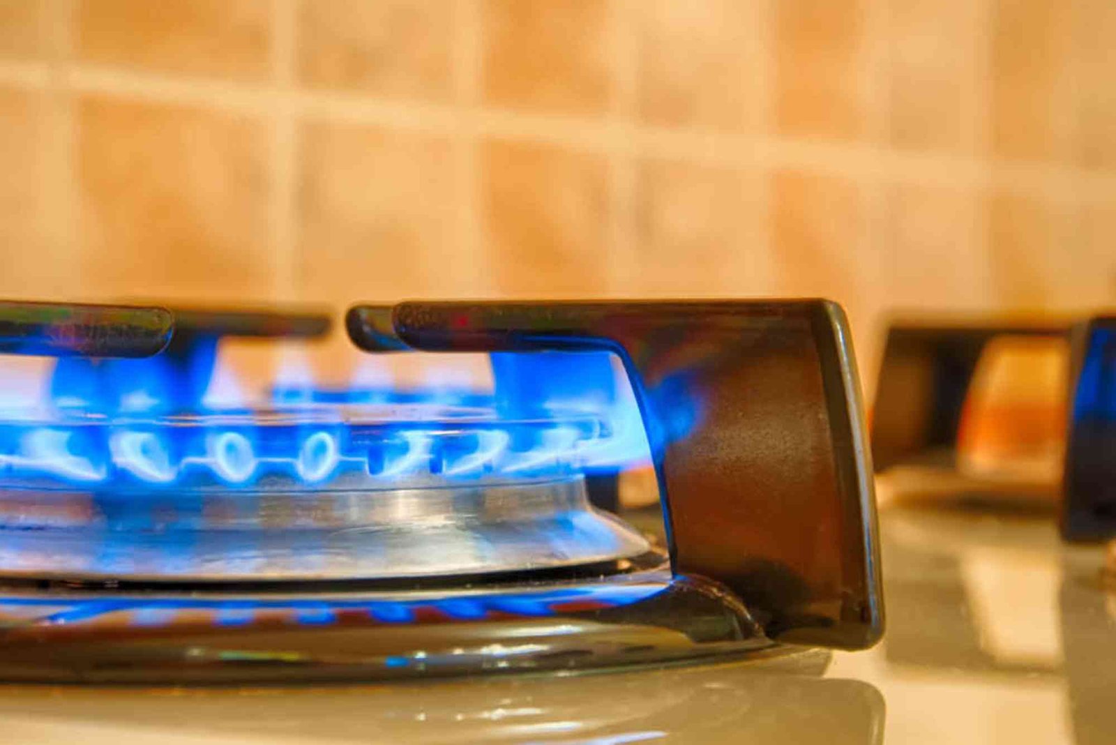 What to Do When You Smell Gas at Night – Dubai Safety Guide